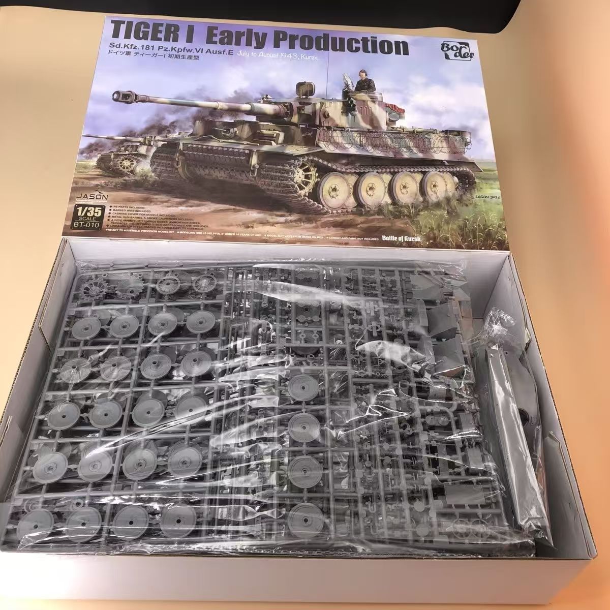 Border BT-010 1/35 TIGER I раннего производства СД. KFZ.181 PZ.KPFW.VI AUSF. E сборная модель танка (Модель без солдат.)