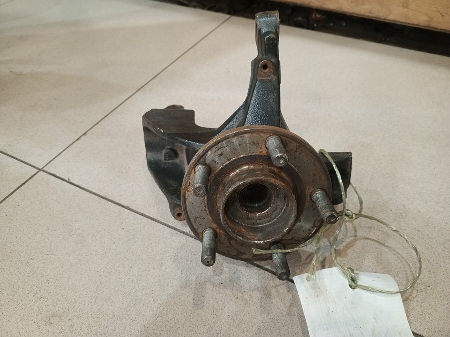 Кулак поворотный передний левый от Ford Focus 2 2004-2008