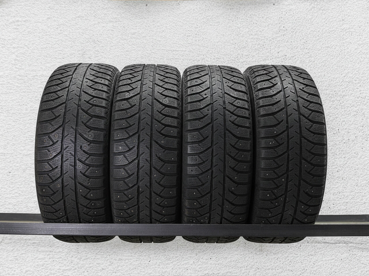 Зимние шины шипованные Bridgestone ice cruiser 7000 285/60 R18 35% износ TSB033564