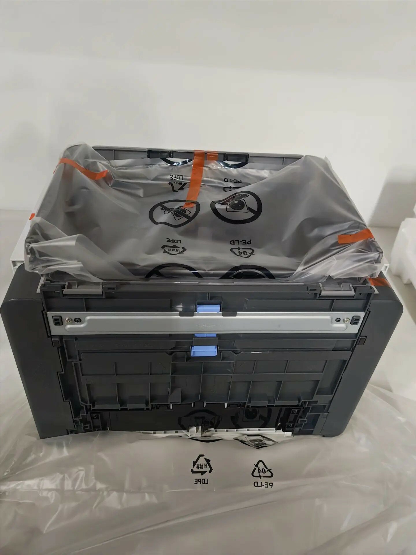 Повреждение товара 2R3E2A Принтер лазерный HP LaserJet Tank 1502w Printer (2R3E2A)