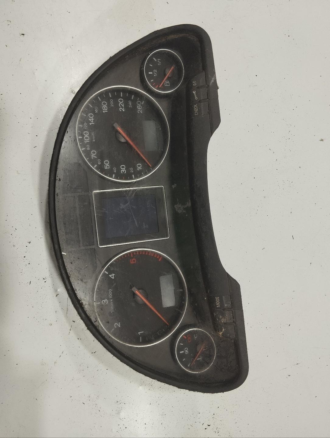 Панель приборов (щиток) Audi A4 B6 (2000 - 2006) 8E0920900G