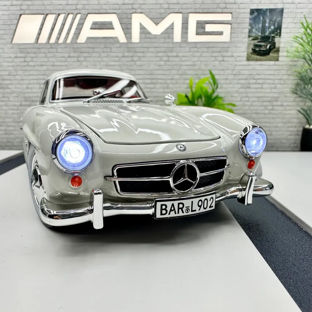 Масштабная модель Mercedes-Benz 300 SL, 1:24, металл, со звуком и светом — фото 1