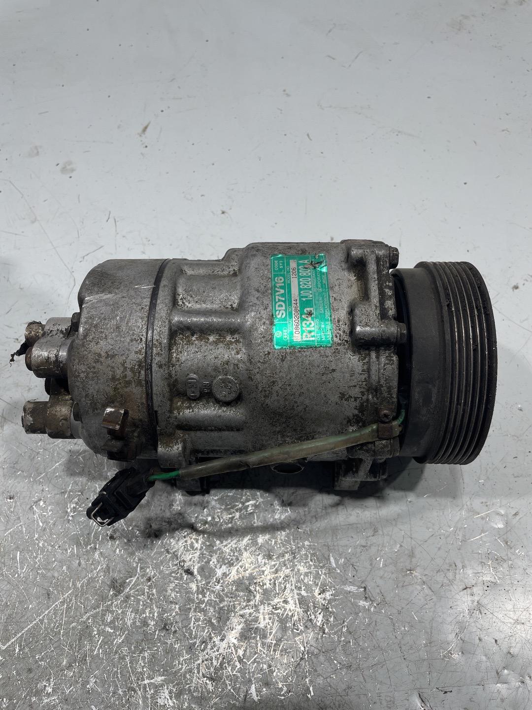 Компрессор кондиционера Volkswagen Golf 4 (1997 - 2006) 1J0820803A