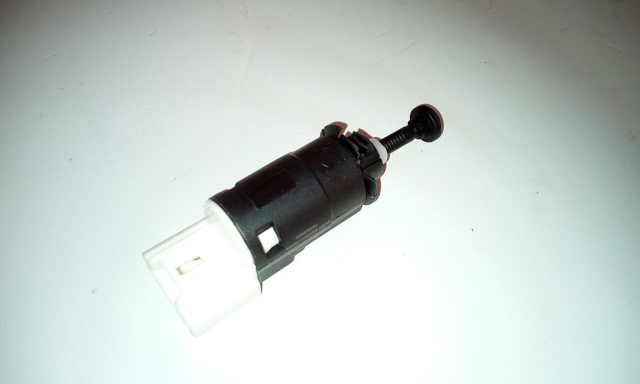Датчик включения стоп-сигнала RENAULT Logan/Duster/Sandero/LADA Largus 12- 8200276361 JUST SS4000