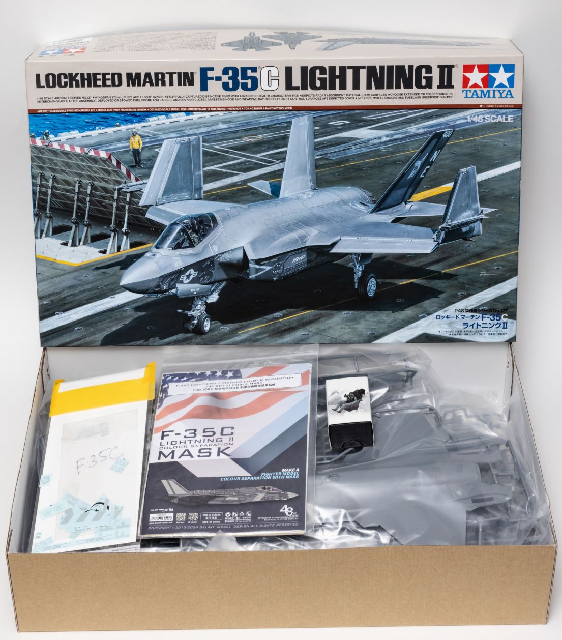 Сборная модель F-35C Лайтнинг II 1/48, Точные детали вооружения, Фигурка пилота в комплекте