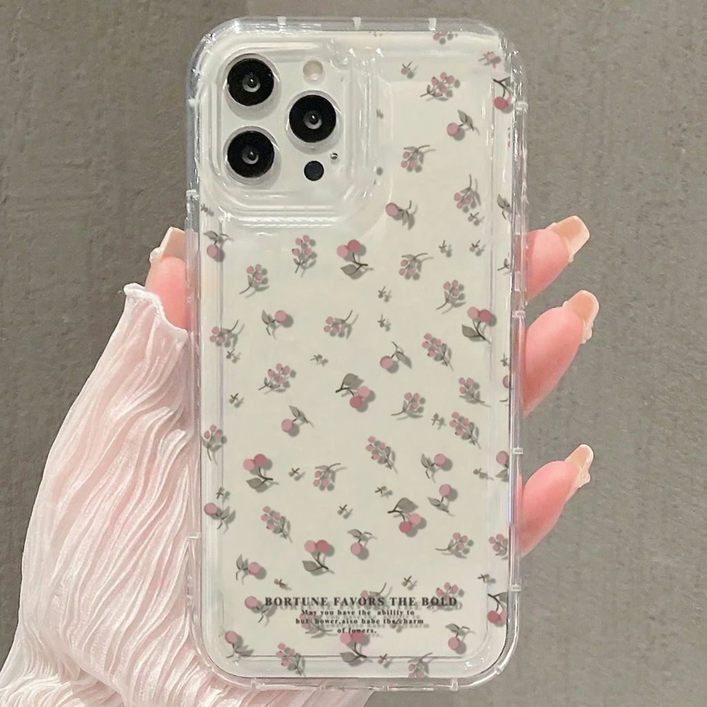 Чехол на Айфон 15 / iPhone 15 прозрачный с обложке телефона тонкий узор из розовых ягод и цветочков, с надписью "FORTUNE FAVORS THE BOLD".
