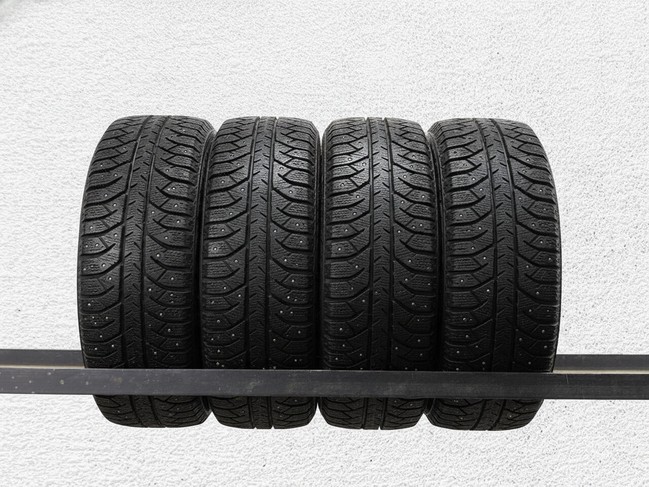 Зимние шины шипованные Bridgestone ice cruiser 7000 205/55 R16 25% износ TSB056033