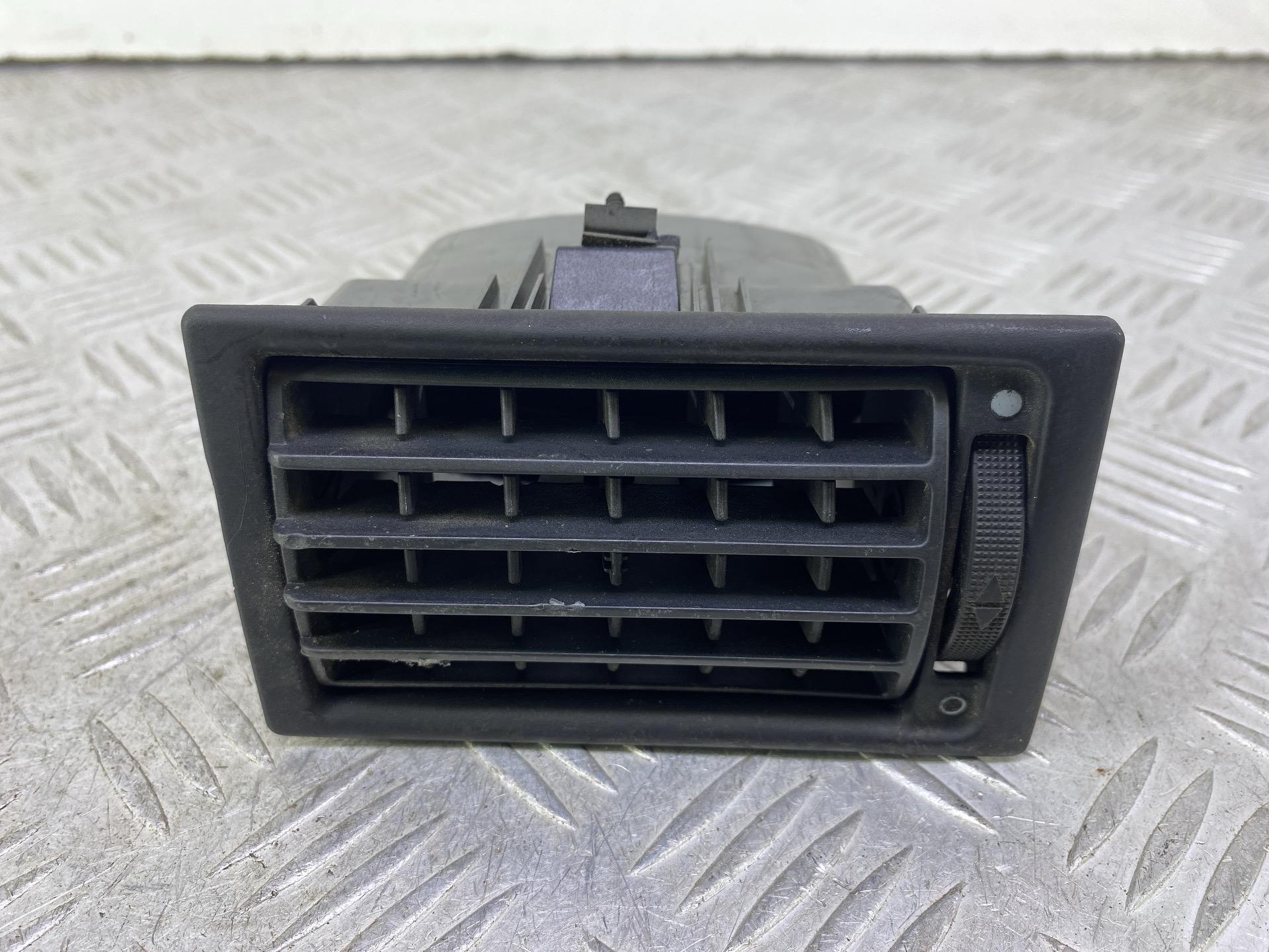 Дефлектор обдува салона левый Volkswagen Transporter T4 1997 701819709A