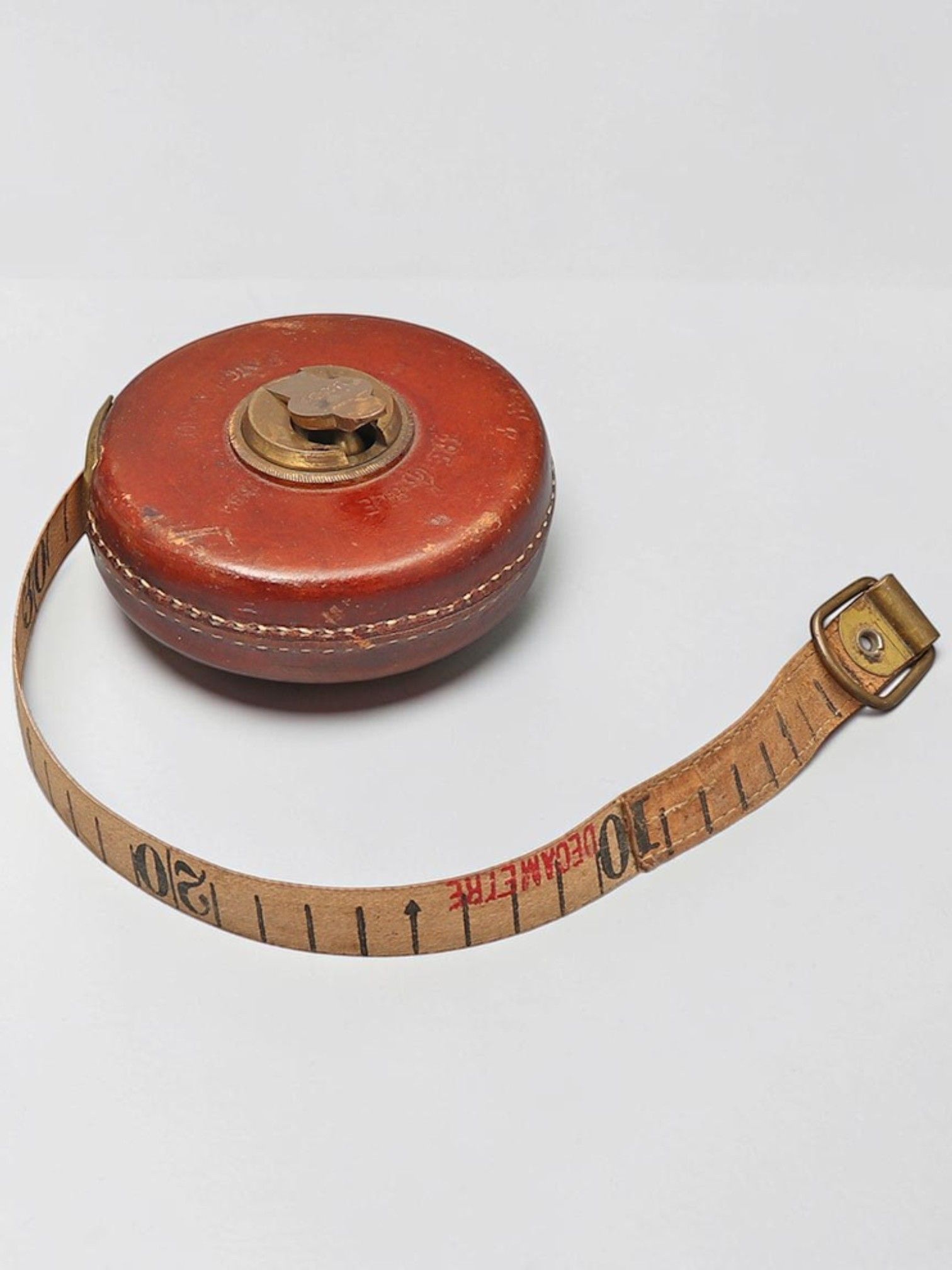 Старинная измерительная рулетка "Treble" в кожаном корпусе, модель № 1534, 10 м, Англия, конец 19 - начало 20 веков
