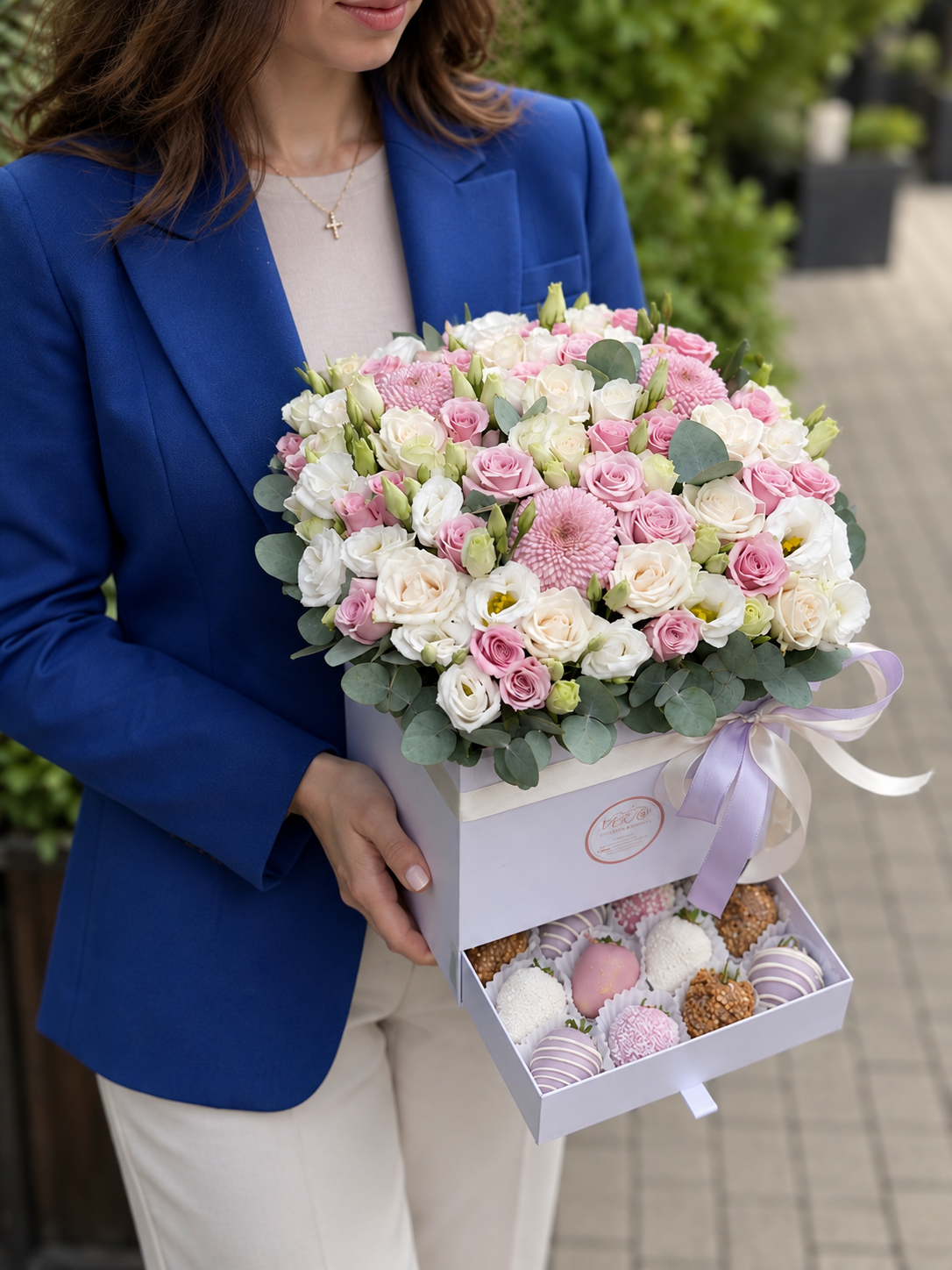 Шкатулка с цветами и клубникой в белом, розовом и фиолетовом шоколаде, 16 ягод, кокос, белый рис, Shine 1, L