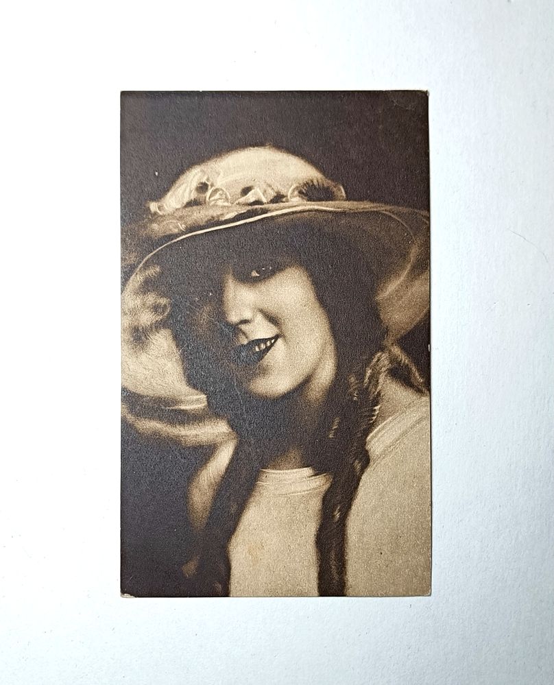 Антикварная открытка Актриса Мери Пикфорд с косами , 1920-е гг. 14х9см