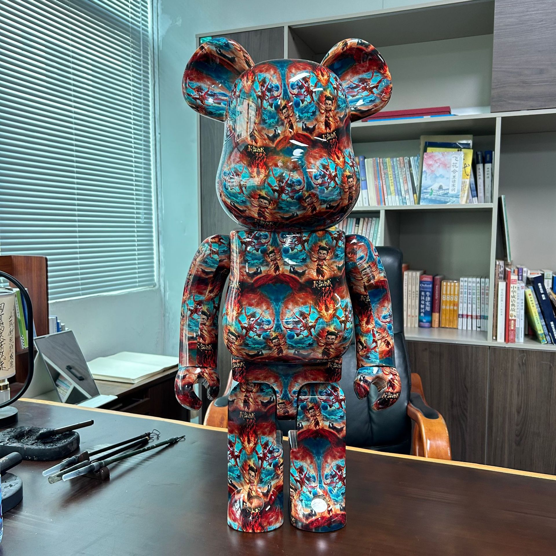 Bearbrick1000% Набор для гостиной: напольный винный шкаф с изображением агрессивного медведя Нежа, подставка под телевизор, настольное украшение для дома