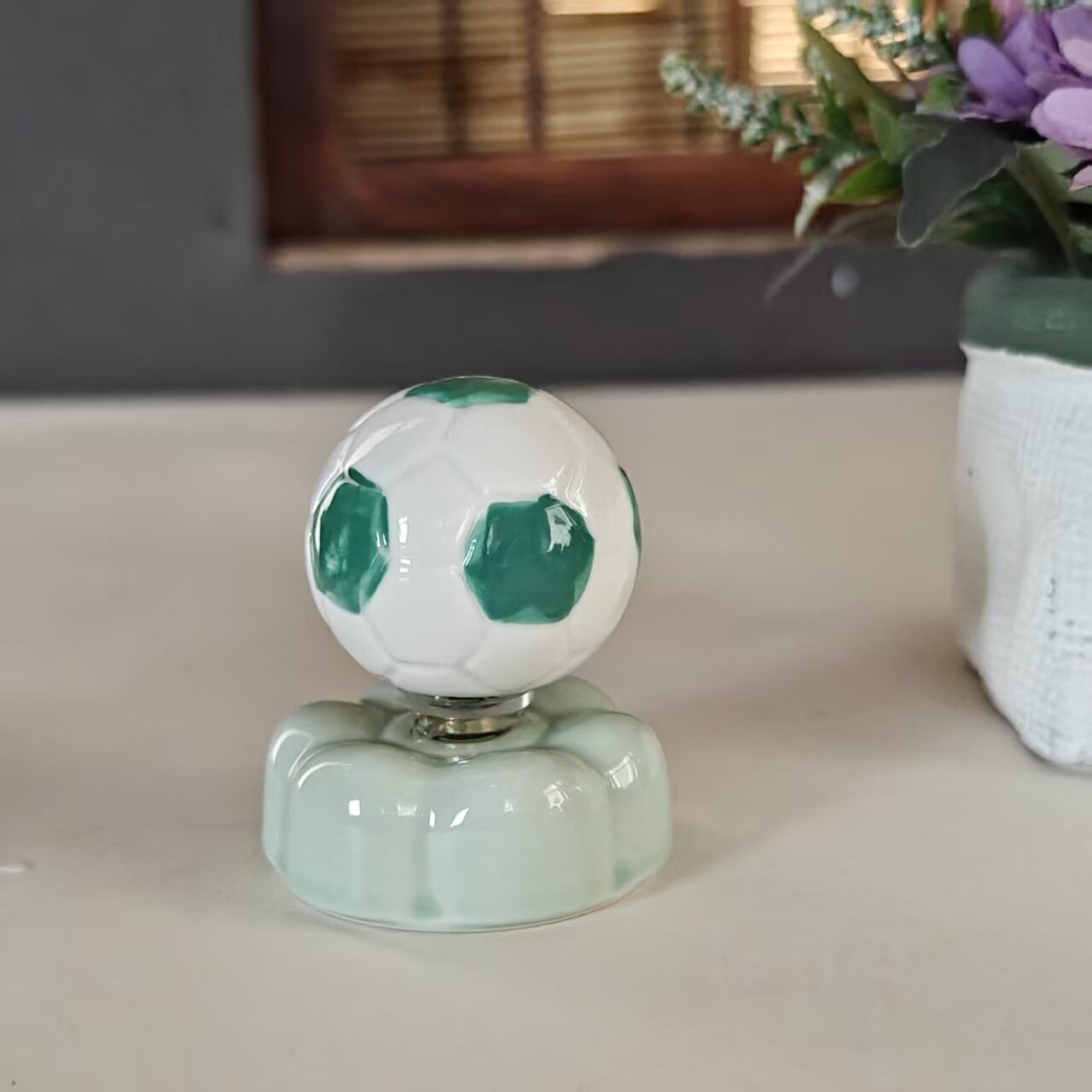 Зеленая керамическая игрушка-вертушка в виде футбольного мяча, украшение для стола, подарок