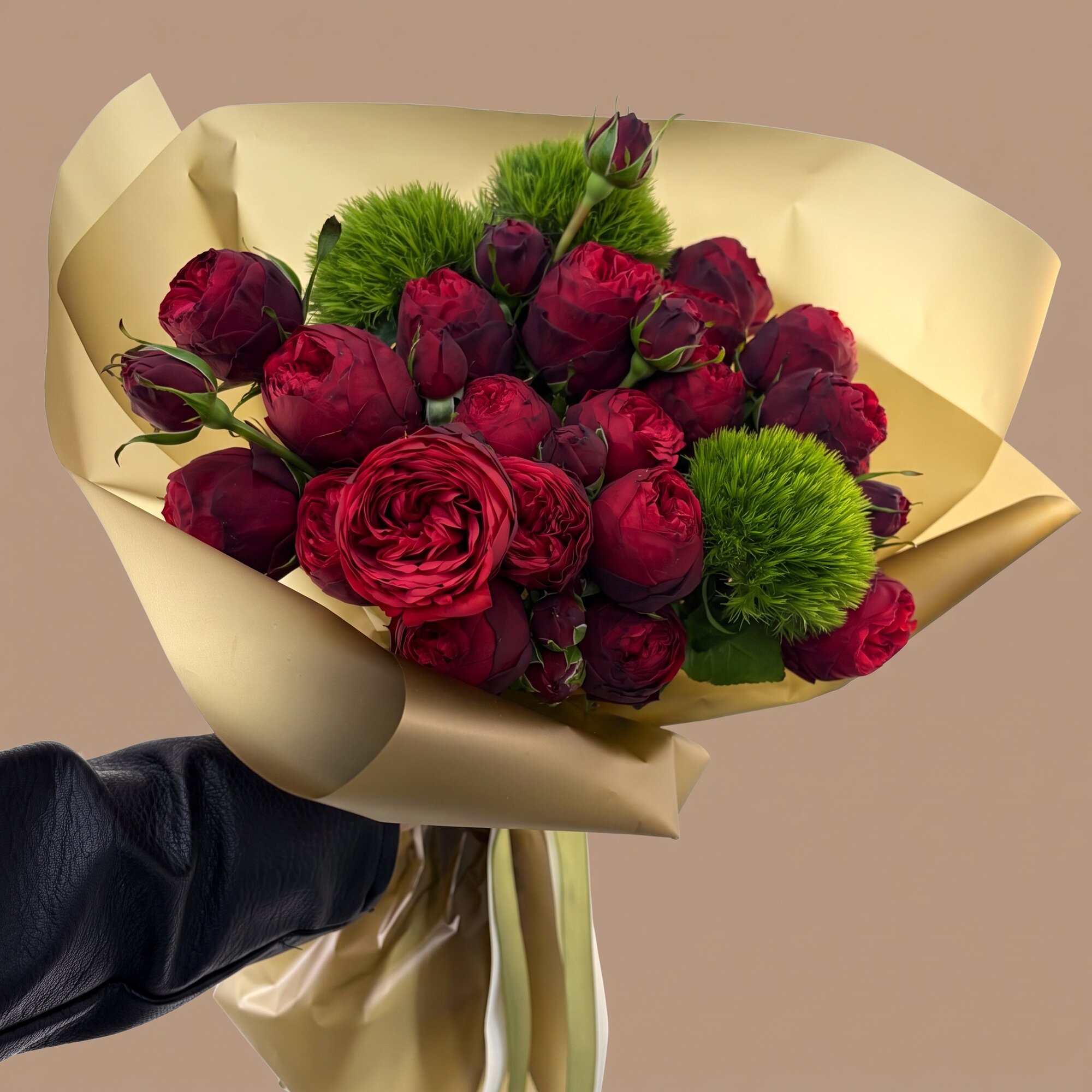 Розы Red piano с Барбатус киви меллоу. Burgundy Gold Premium