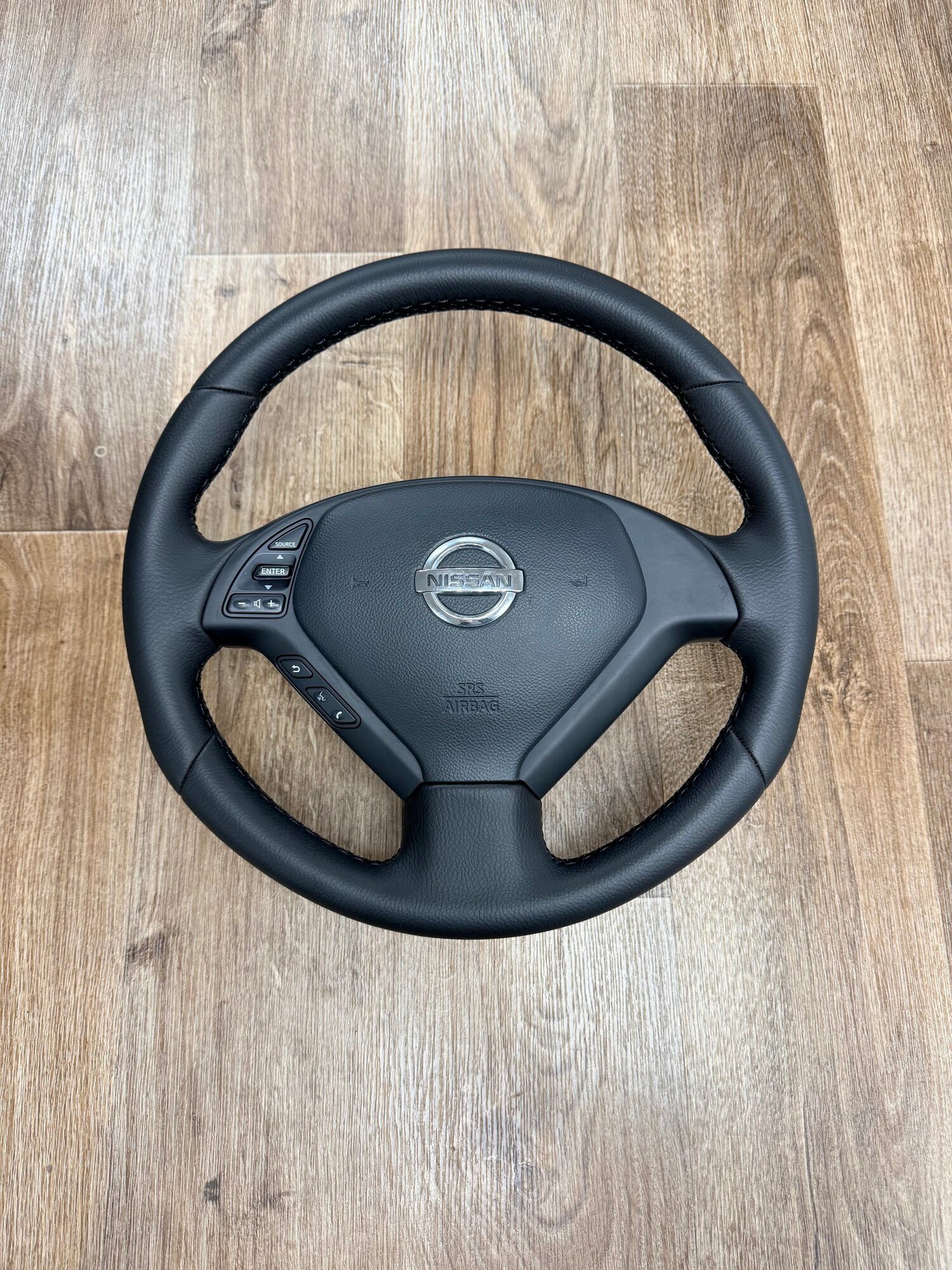 Руль Nissan Skyline V36 перешитый