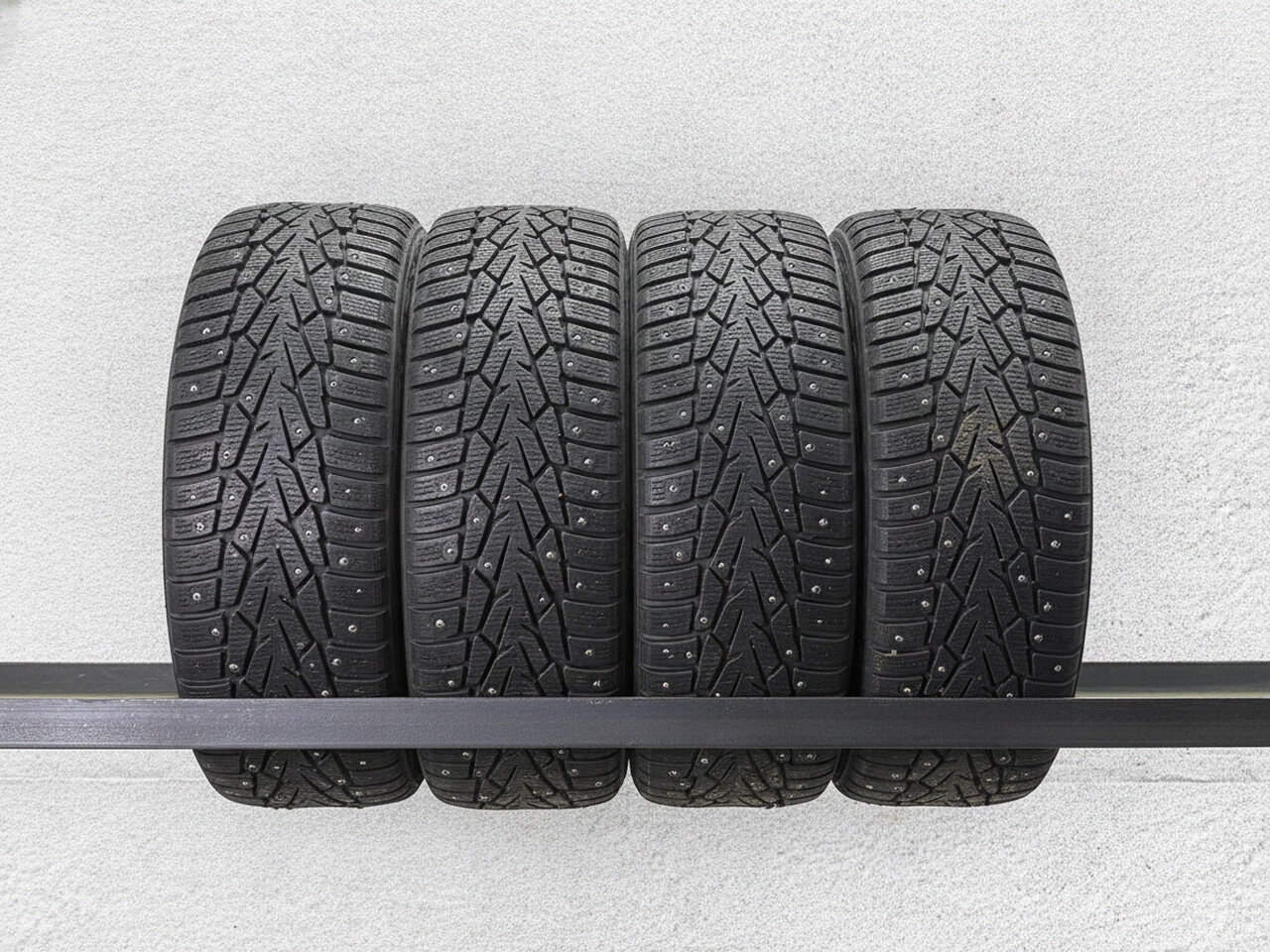 Комплект (4 шт) зимних БУ шин шипованные Nokian Tyres Nordman 7 205/55 R16 25% износ TSB049599