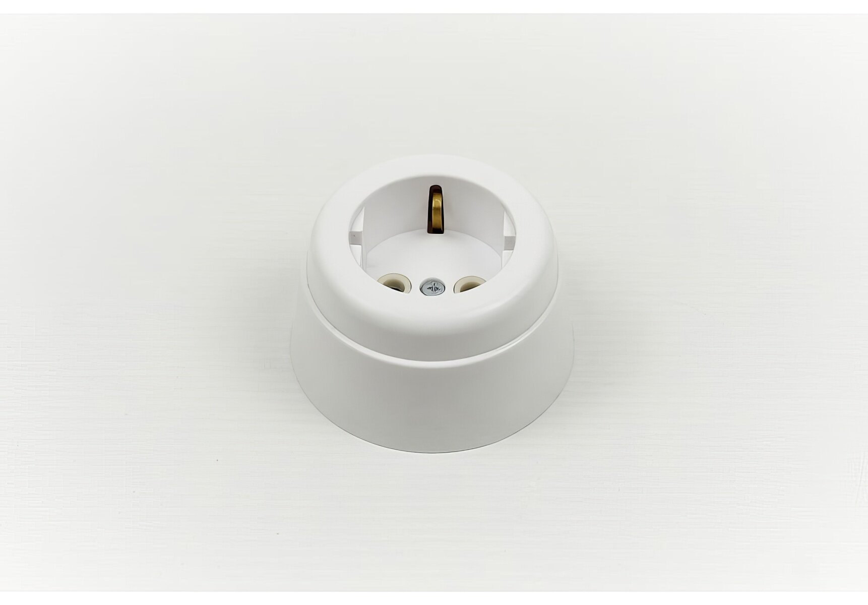 Розетка Interior Electric пластиковая с з/м серии 'вектор' (белый) РБП01