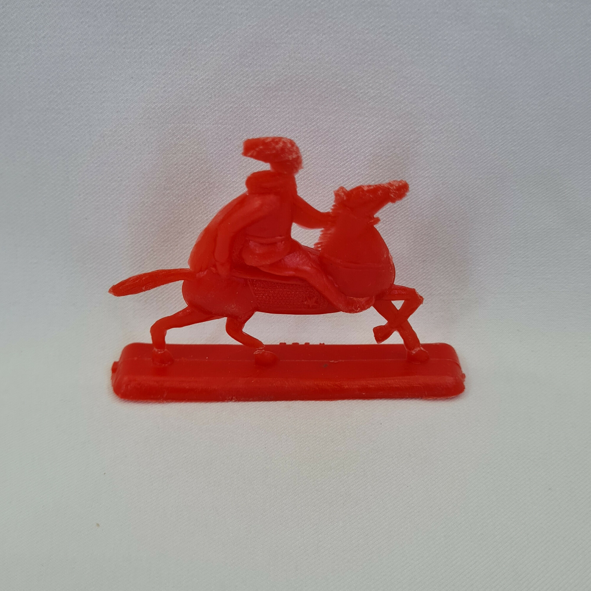Игрушка наездник с лошадью, винтаж СССР. Красная фигурка всадника на подставке для игр и декорации