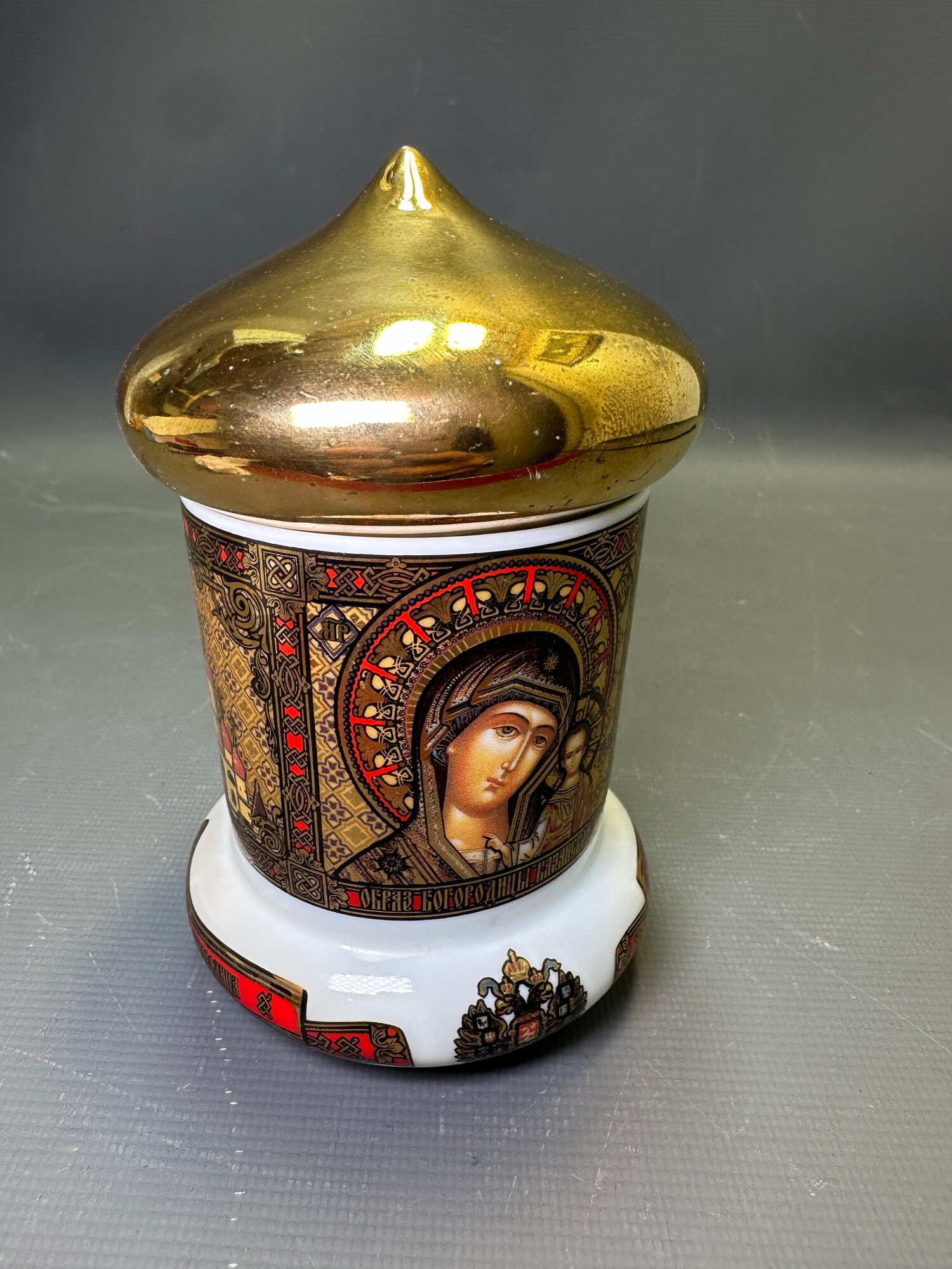 Сувенирная фарфоровая кружка с крышкой- луковкой 1613–1812, мастерская А. Федорякова (Россия), позолота