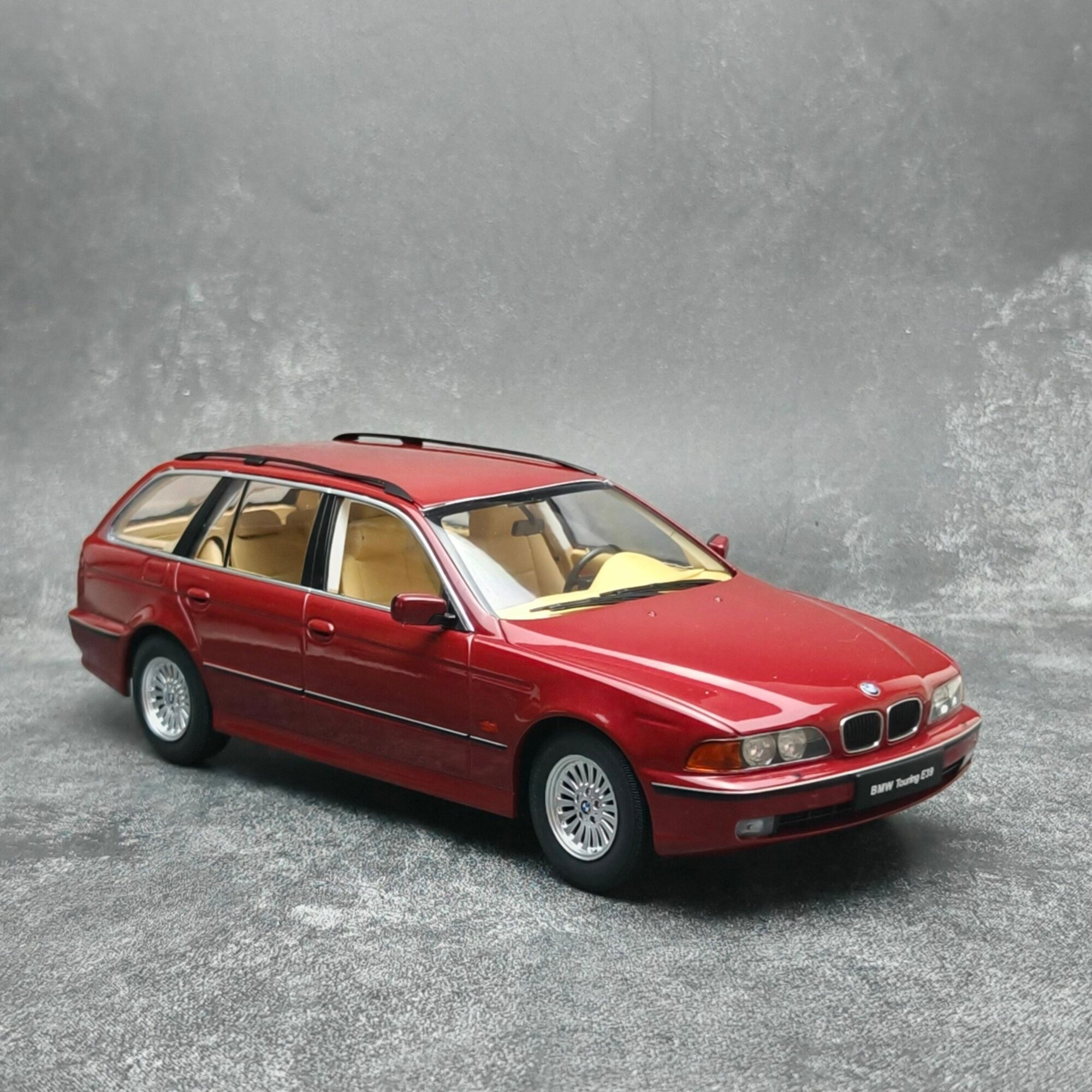 Машинка TRIPLE-9 1:18 BMW 5-й серии E39 Модель легкосплавного автомобиля