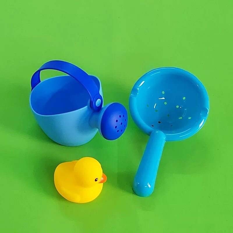 Синяя силиконовая лейка с игрушкой-крякающей желтой уткой и синим ситечком