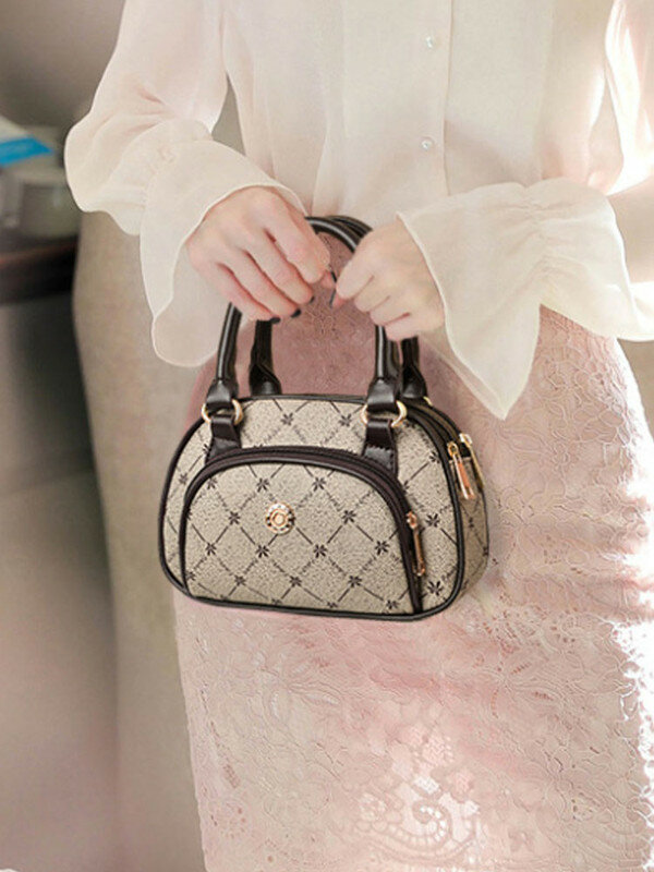 Женская сумка в руку в светло-сером тоне с бордовыми ручками, деликатный принт, 22х14х8 см — фото 1