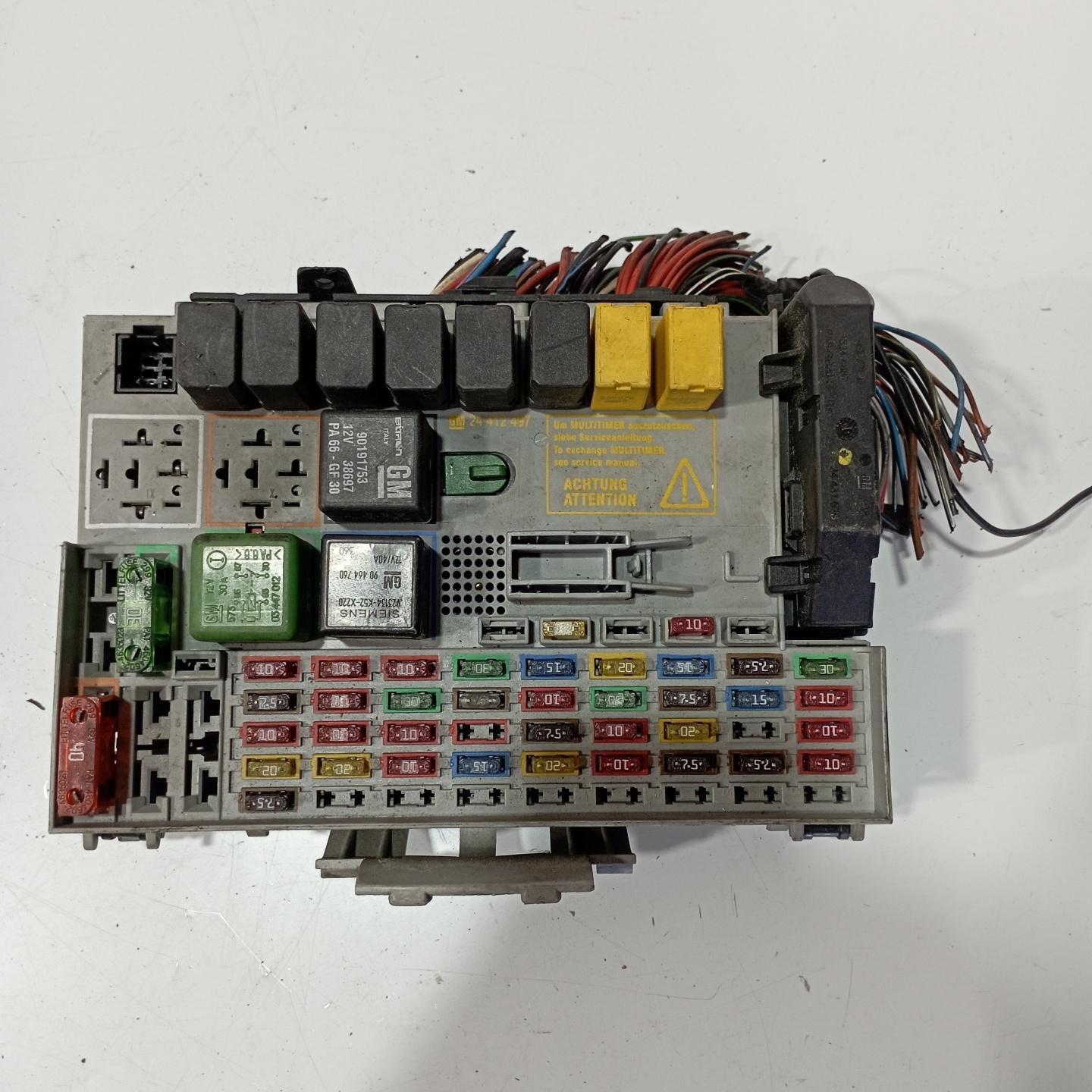 Блок предохранителей Opel Astra G (1998 - 2009) 24412497