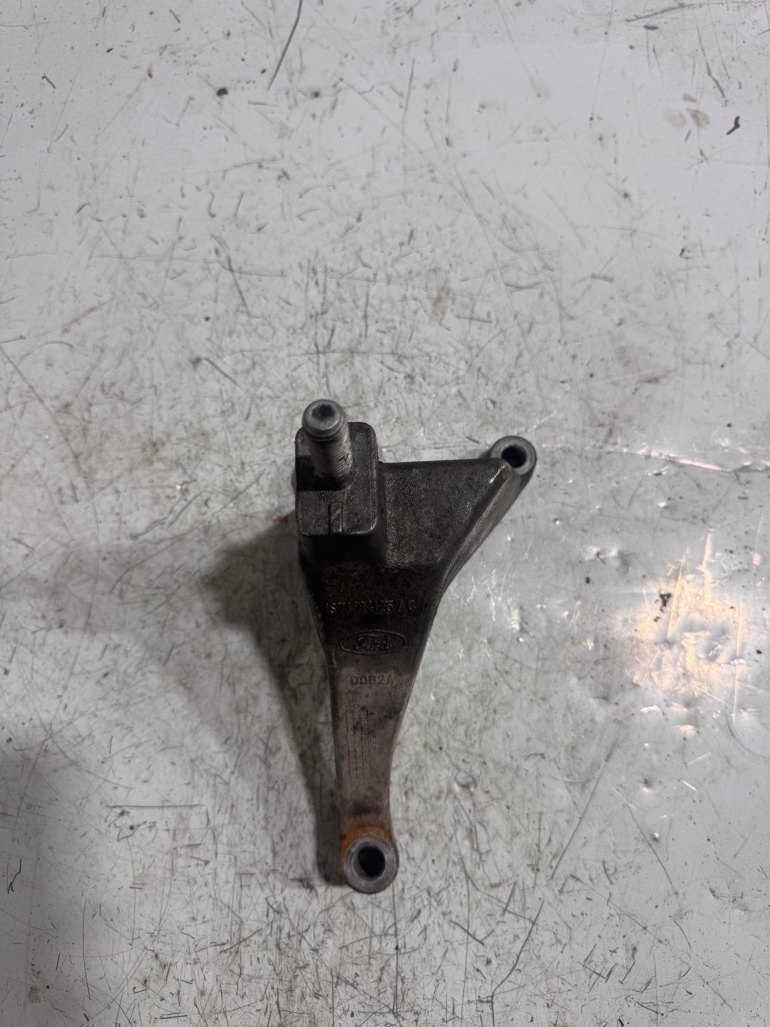 Кронштейн коробки (балка кпп) Ford Mondeo 3 (2000 - 2003) 1S717M125AC