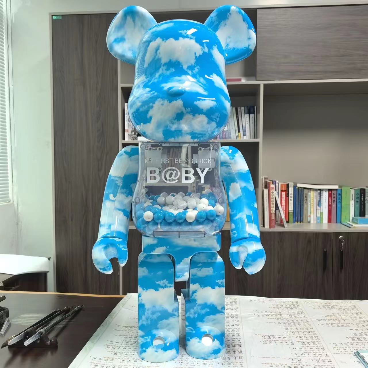Bearbrick1000% Жестокий медведь Голубое небо Белые облака Вечная модная игрушка Строительный блок Фигурка медведя Кукла