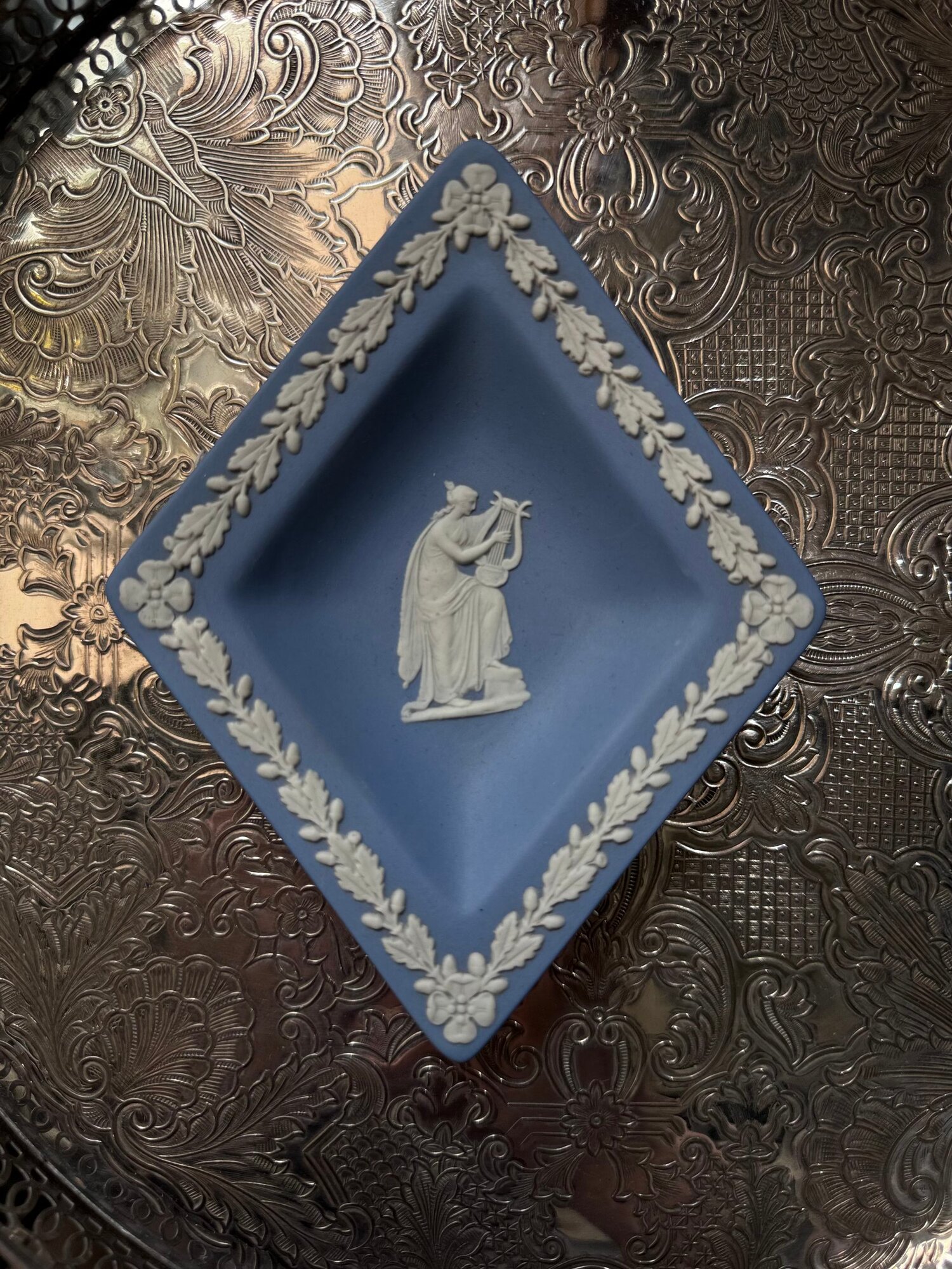 Винтажное блюдце Wedgwood античная дама