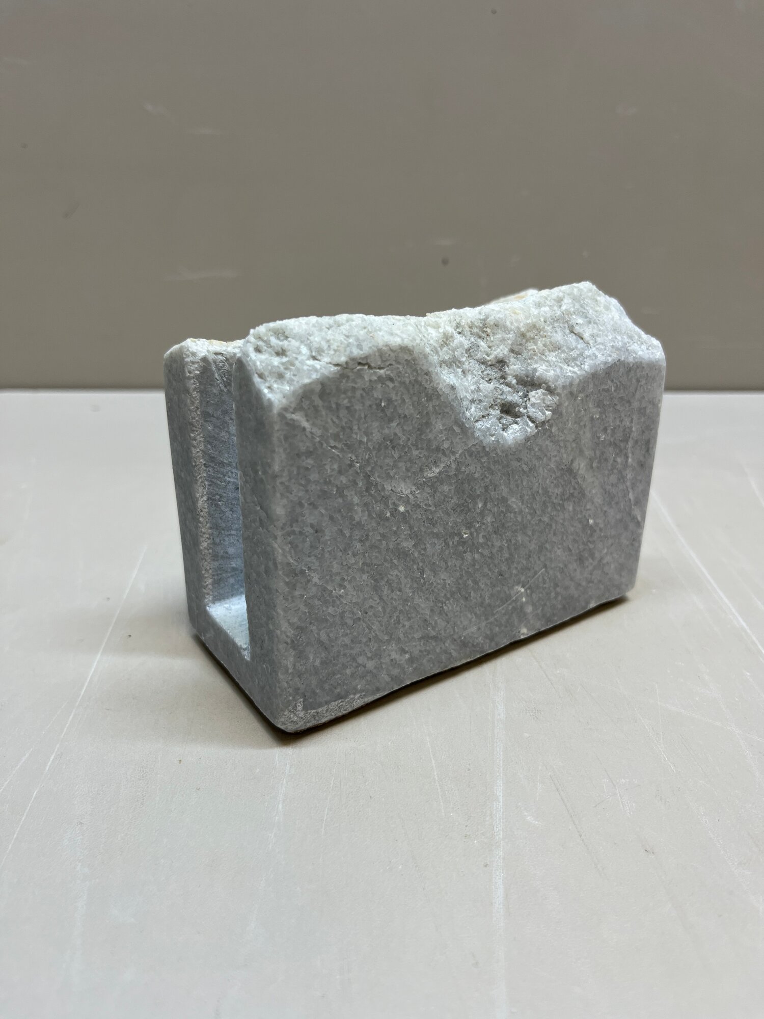 Салфетница из натурального камня ручной работы от компании TrueStone, изготовлена из порфировидного гранита, каждая салфетница уникальна (11х7х9см) SF-166