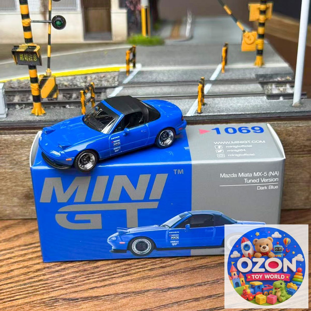 Машинка MINIGT 1:64 #1069 Mazda Miata MX-5 (NA) Tuned Version Dark Blue