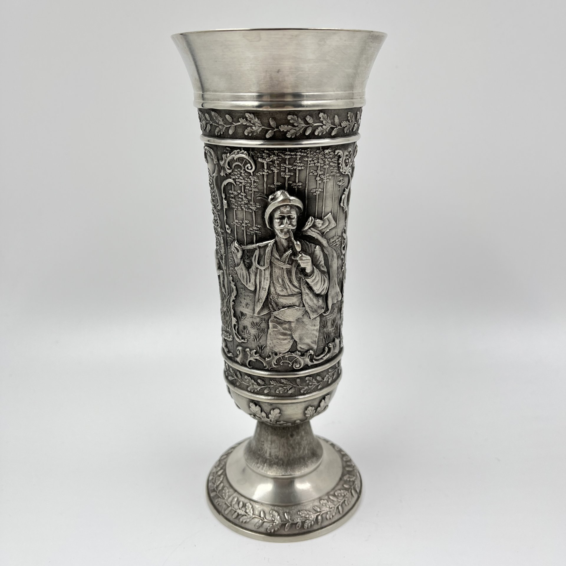 Кубок, украшенный охотничьими сценами, олово, Германия, 1980-2000 гг.