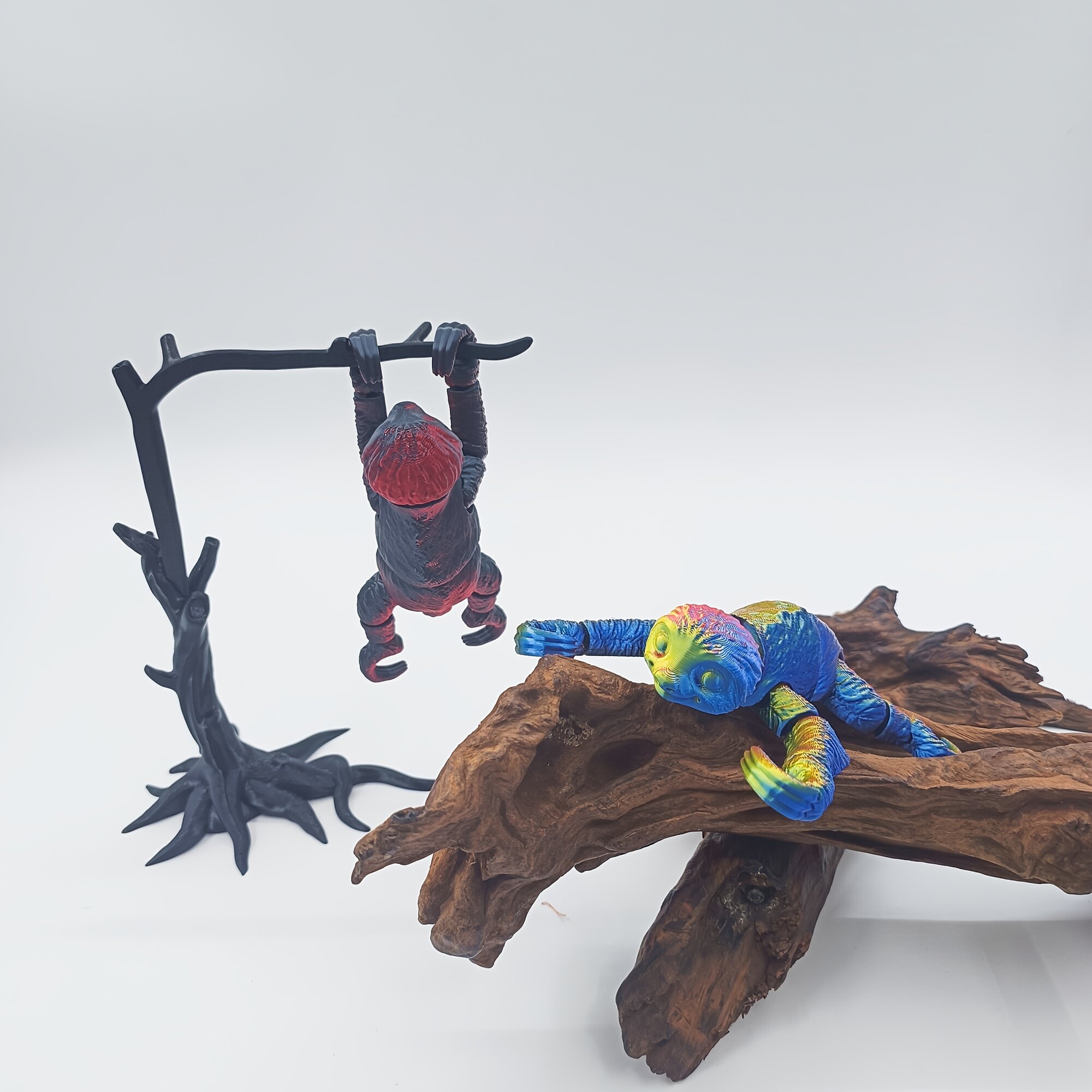 3D-печатная декоративная фигурка ленивца с веткой, настольный декор для дома и офиса, переливающиеся цвета, научная модель с высокой детализацией, не требует питания, 2 шт (черно-красный + красно-желто-синий)