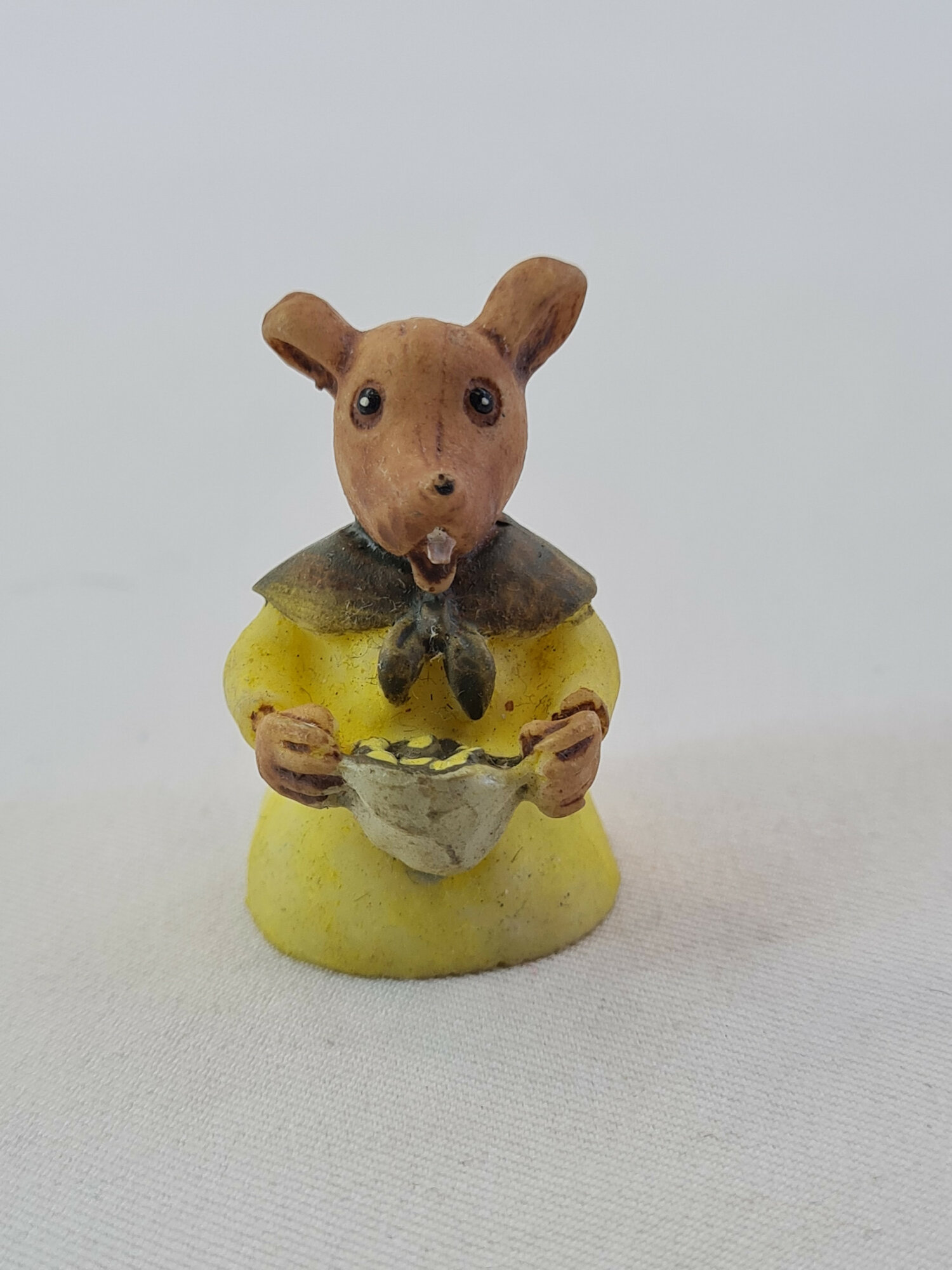 Винтажная игрушка СССР. Фигурка мышки в желтом платье с корзинкой для коллекции