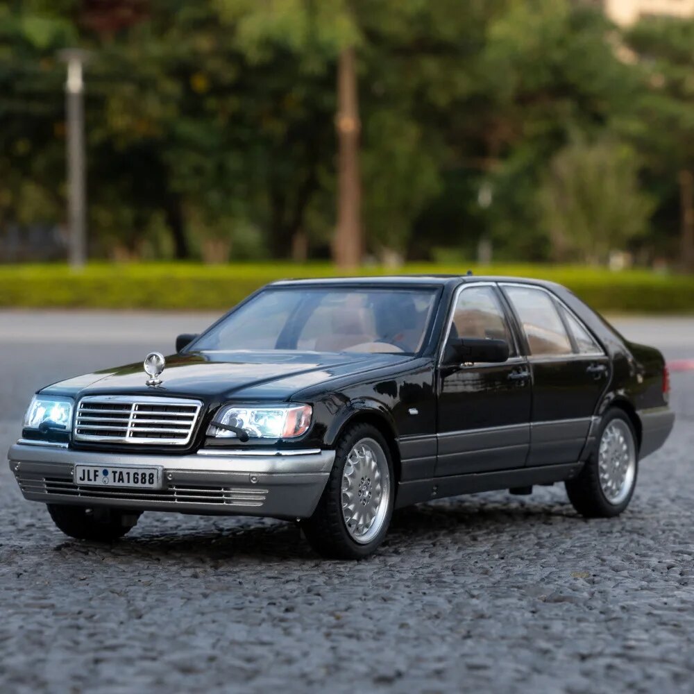Масштабная модель автомобиля Black Mamba W140 320SEL 1:24 Black With box