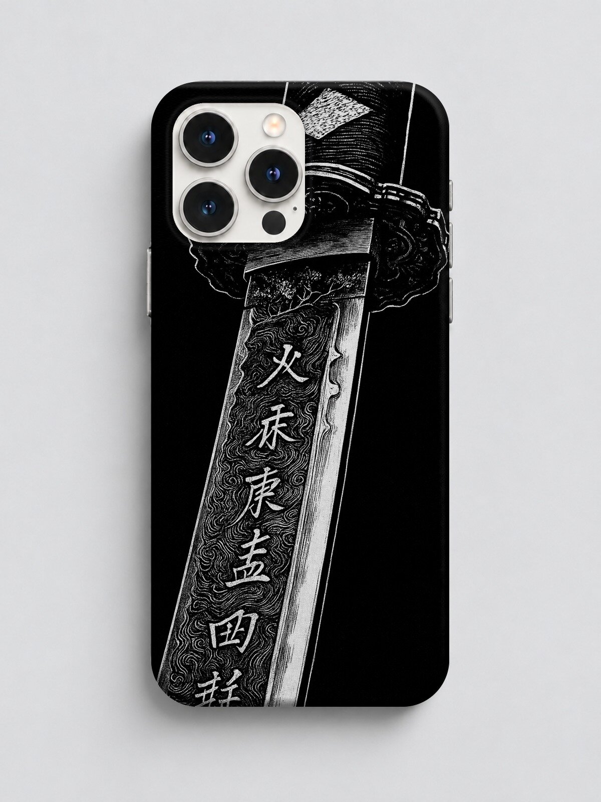 Эстетичный чехол на iPhone 15 Pro катана
