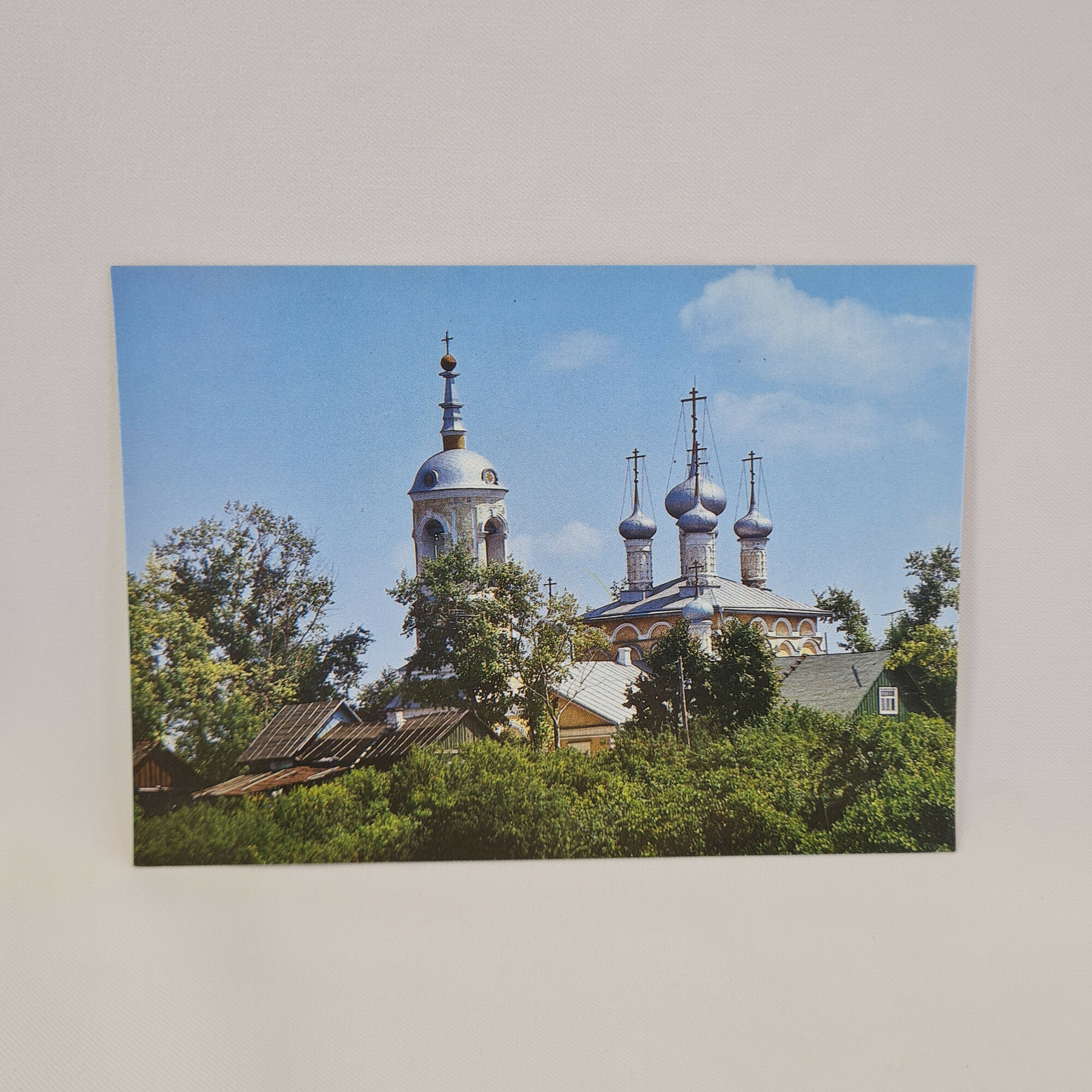 Открытка старинная. Город Мценск, Петропавловская церковь шестнадцатого века среди зелени