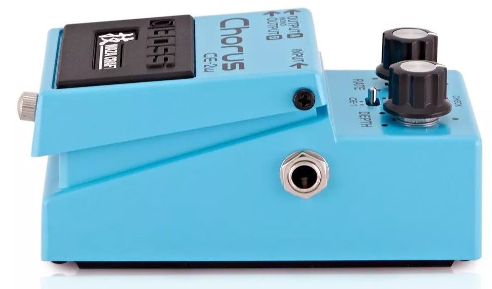 Гитарная педаль хоруса BOSS [CE-2W] переиздание CE-2. Стереозвучание. 3 режима: Standard, CE-1 Chorus, CE-1 Vibrato; стереовыход. Регуляторы: Rate, Depth. Питание: 9 В (Крона/адаптер), размеры: 73 x 129 x 59 мм, вес: 450 г.