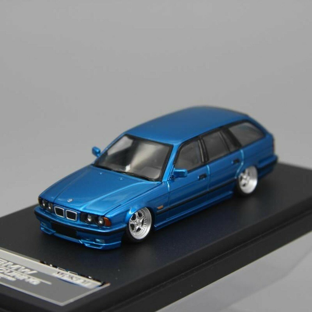 Коллекционная модель легкового автомобиля, масштаб 1:64, металлическая