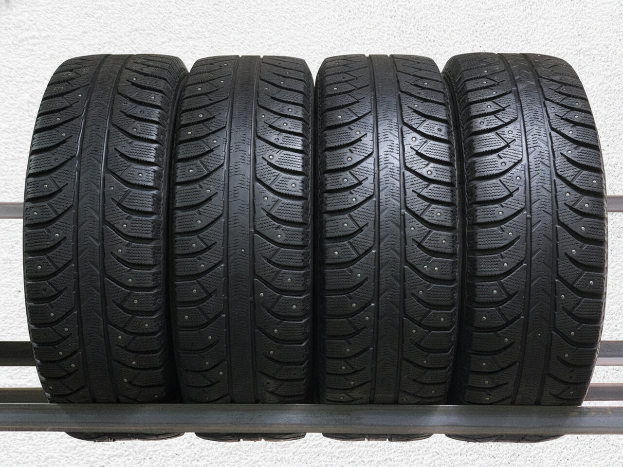 Зимние шины шипованные Bridgestone ice cruiser 7000s 215/65 R16 50% износ TSB039111