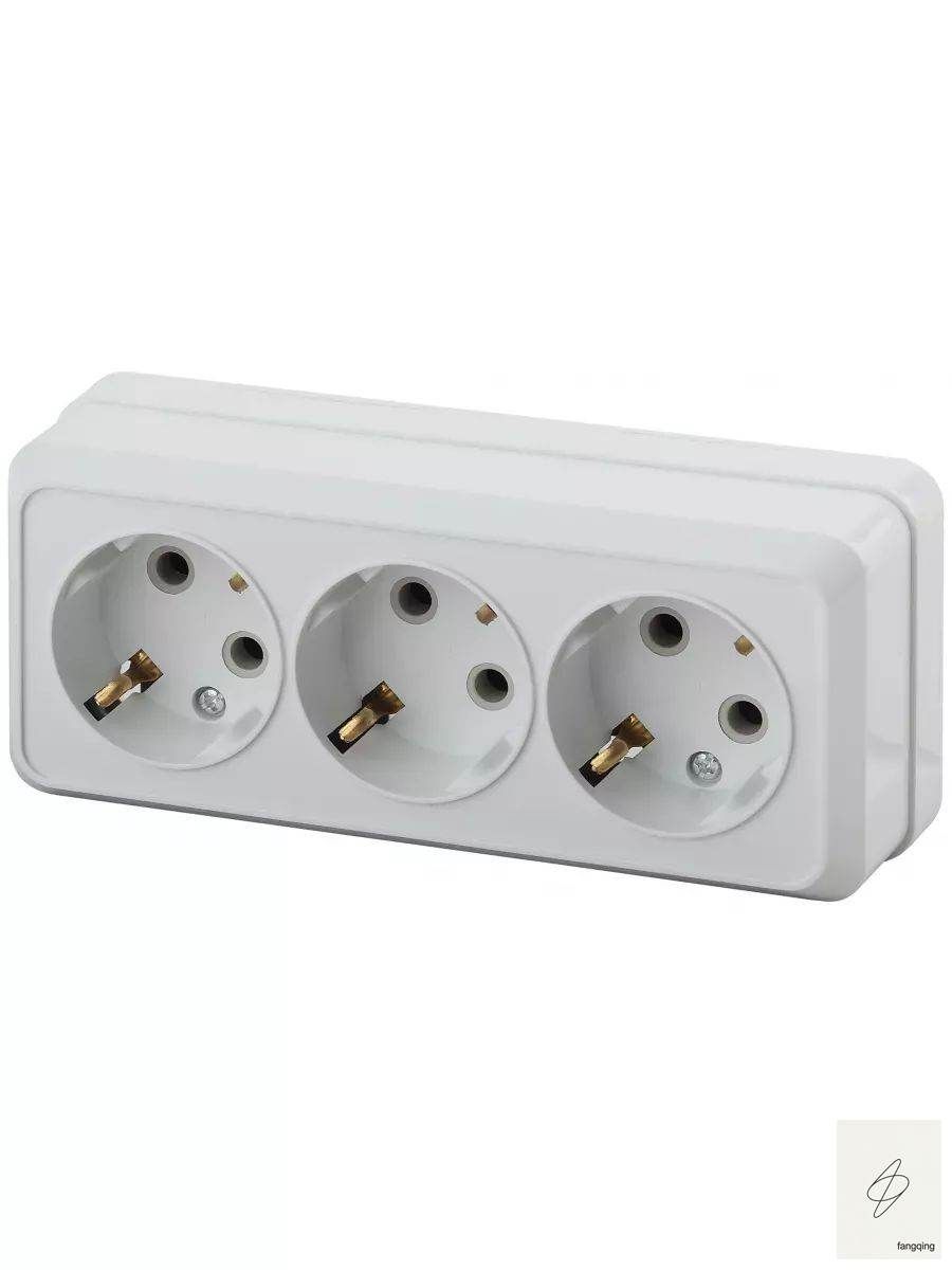 Розетка накладная трехместная с заземлением Quadro 2-206-01 3х2P+E 16А-250В IP20 открытой установки белая