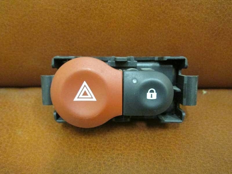 Кнопка аварийной сигнализации 8200214896 Renault Clio 3, Kangoo б/у