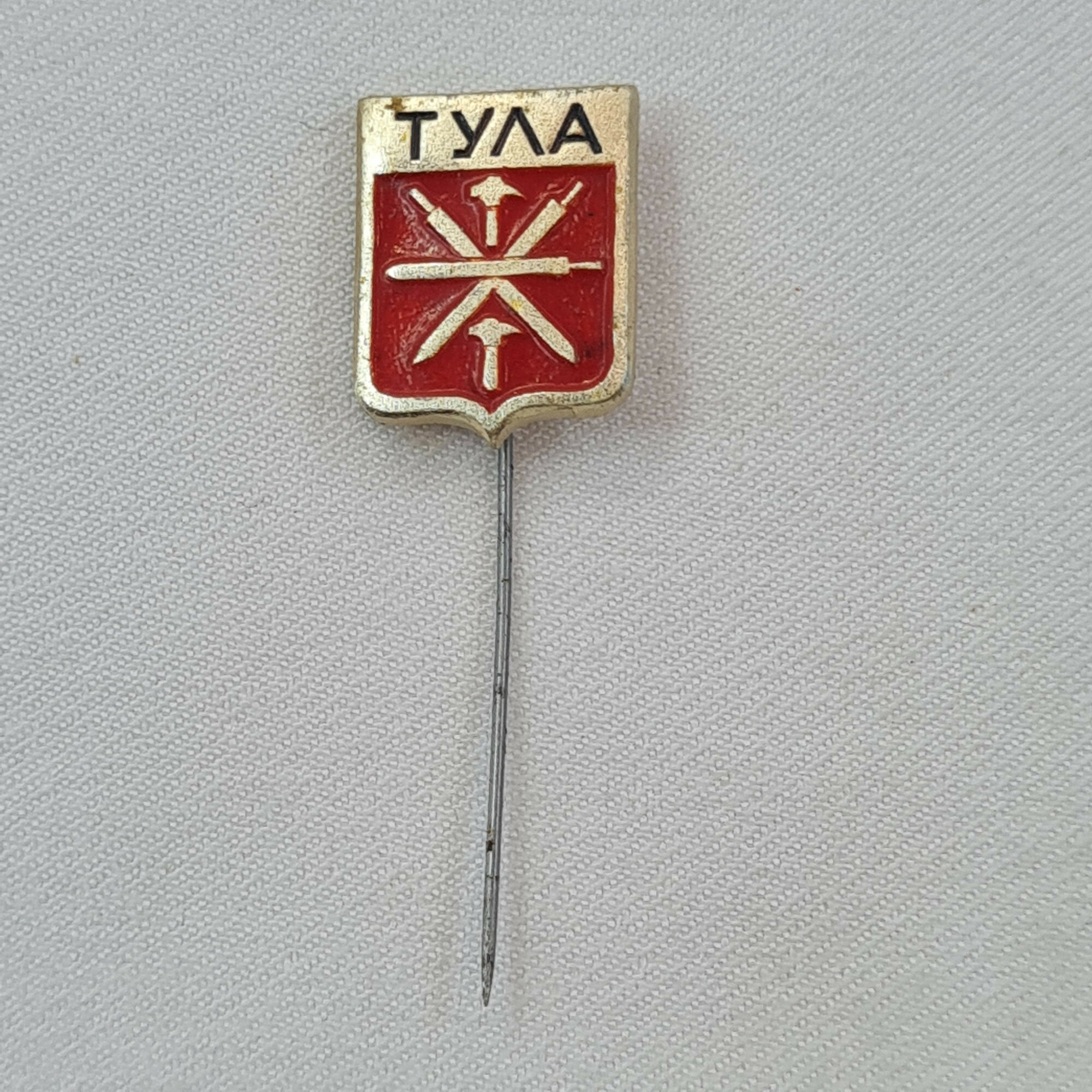 Значок СССР. Тула, герб города, оружейная символика. Винтажный значек.
