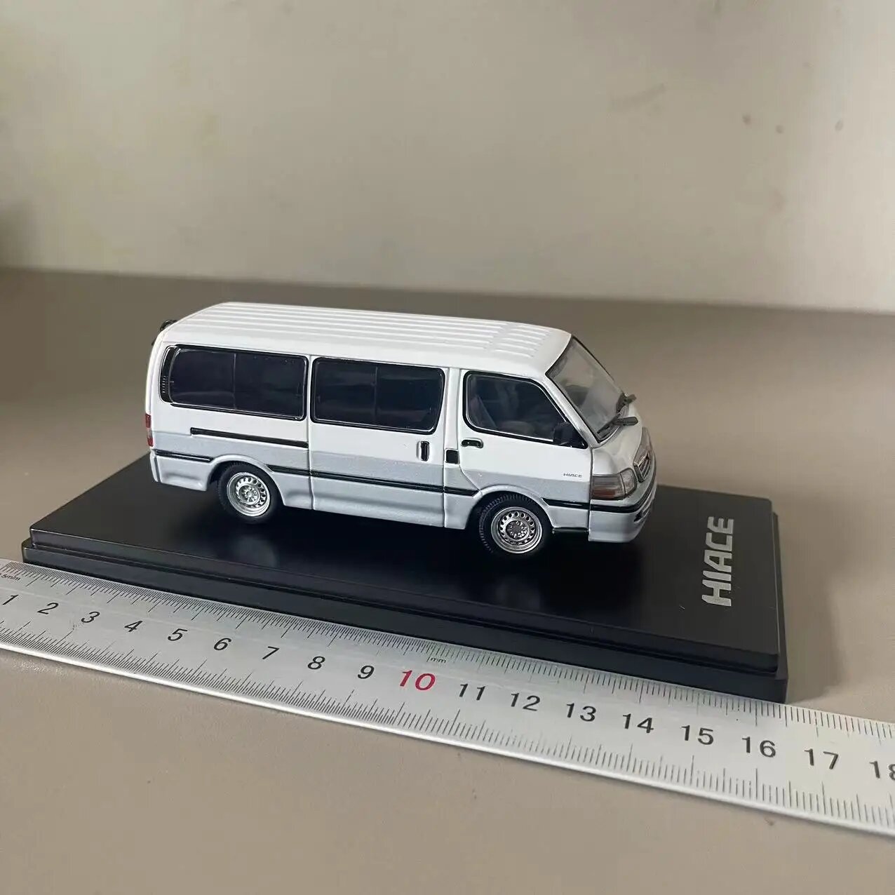 Коллекционная модель автомобиля WELLY Toyota Jinbei Hiace Business Van 1:43