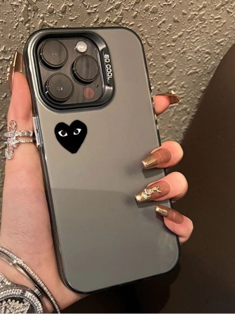 Чехол на Айфон 15 / IPhone 15 чёрный с глазами на светло-сером фоне с надписью "SO COOL", создающее образ стильной и игривой моды.