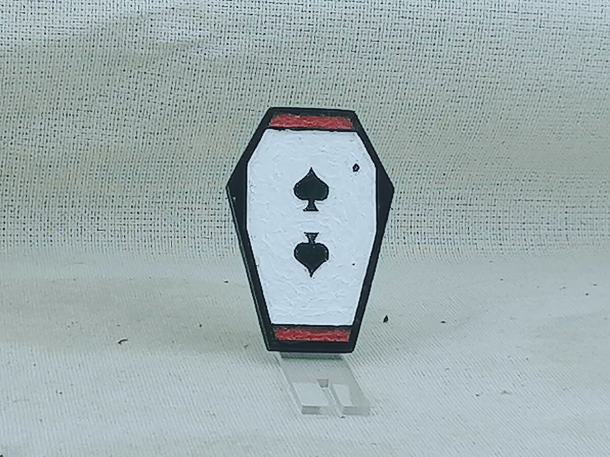 Значок из игры-аниме Twisted wonderland, Deuce Spade/Искажённая страна чудес, Дьюс Спейд/пластик, ручная работа