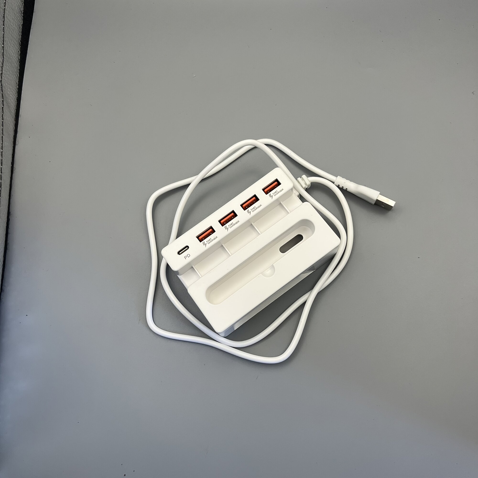 Зарядная станция с 4 USB-портами и 1 PD-портом для быстрой зарядки, сетевой разветвитель с держателем для телефона, белый