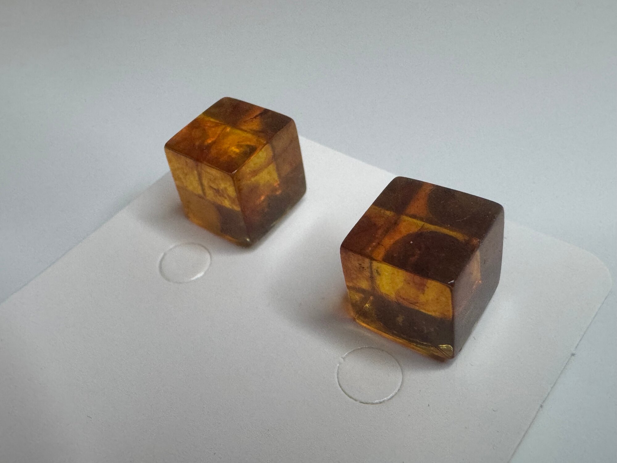 Серьги пусеты, янтарь