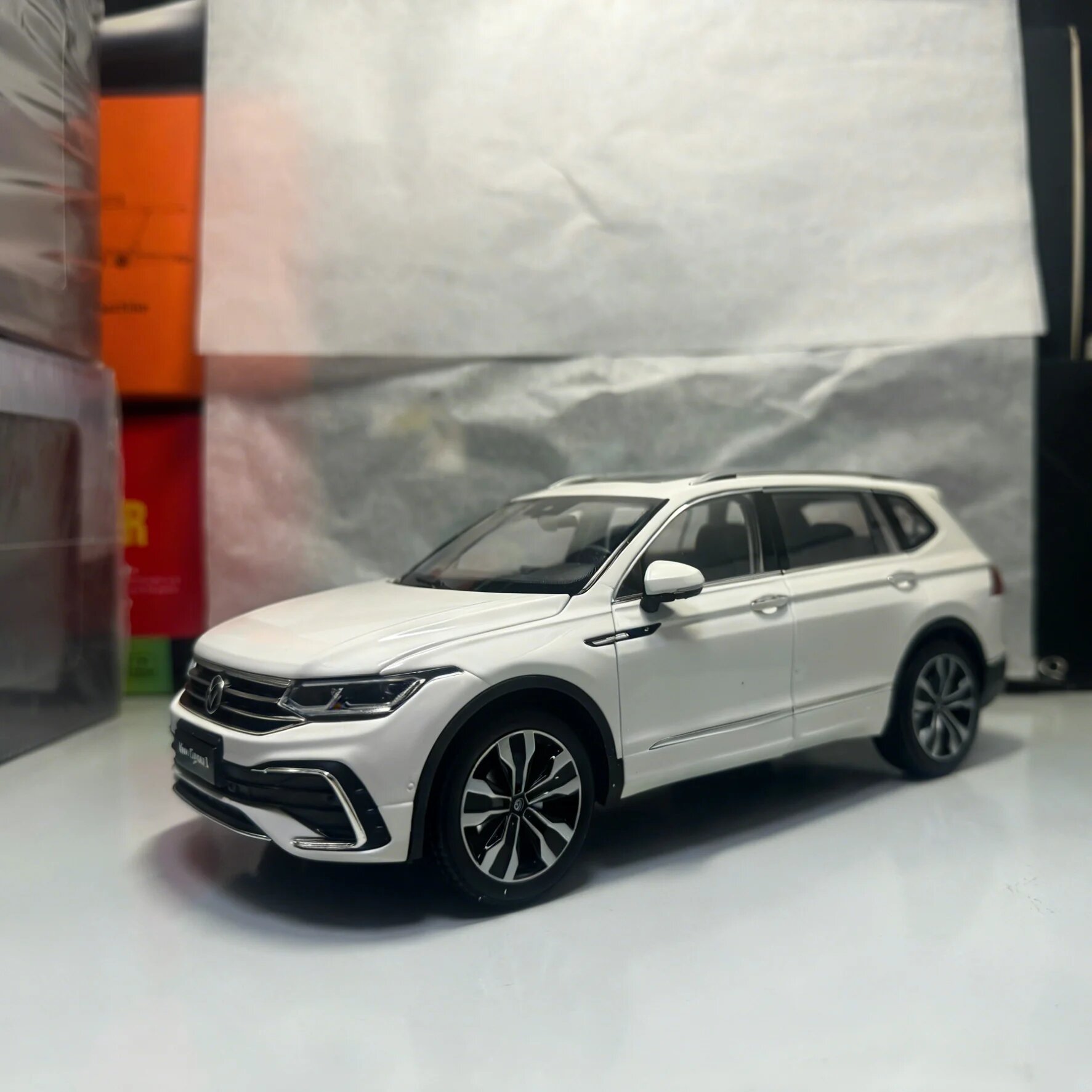 Модель автомобиля WELLY TIGUAN L 2022 1:18